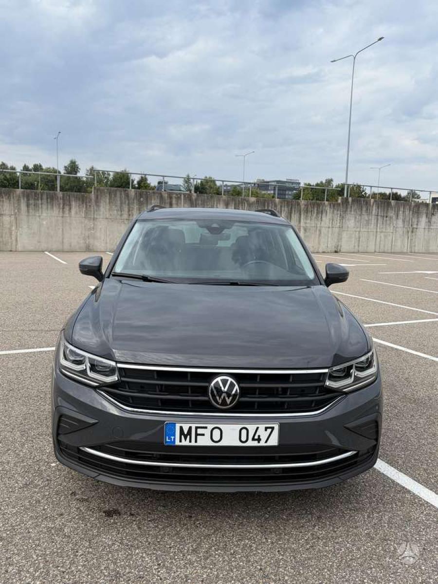 Pelēks Volkswagen Tiguan 2022 Viļņa, ar dzinēja tilpumu 1.50 L un nobraukumu 113 tūkst. km par 23330 €, foto 3 vietnē AUTOMOTO.COM.LV