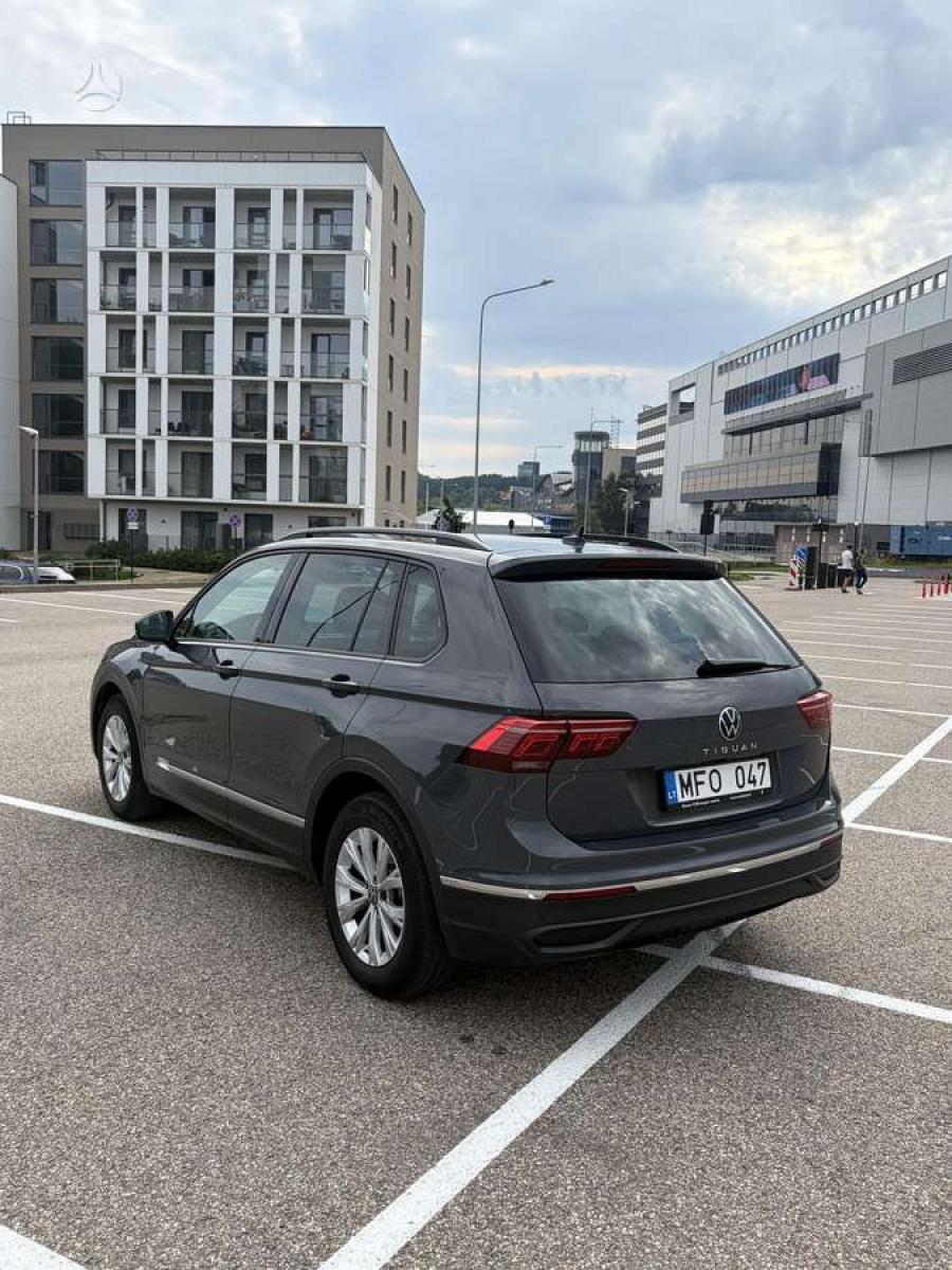 Pelēks Volkswagen Tiguan 2022 Viļņa, ar dzinēja tilpumu 1.50 L un nobraukumu 113 tūkst. km par 23330 €, foto 4 vietnē AUTOMOTO.COM.LV