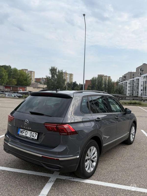 Grey Volkswagen Tiguan 2022 in Vilnius, with an engine capacity of 1.50 L and mileage of 113 thousand km for 23330 €, photo 4 on AUTOMOTO.COM.LV
