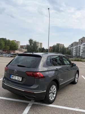 Pelēks Volkswagen Tiguan 2022 Viļņa, ar dzinēja tilpumu 1.50 L un nobraukumu 113 tūkst. km par 23330 €, foto 5 vietnē AUTOMOTO.COM.LV