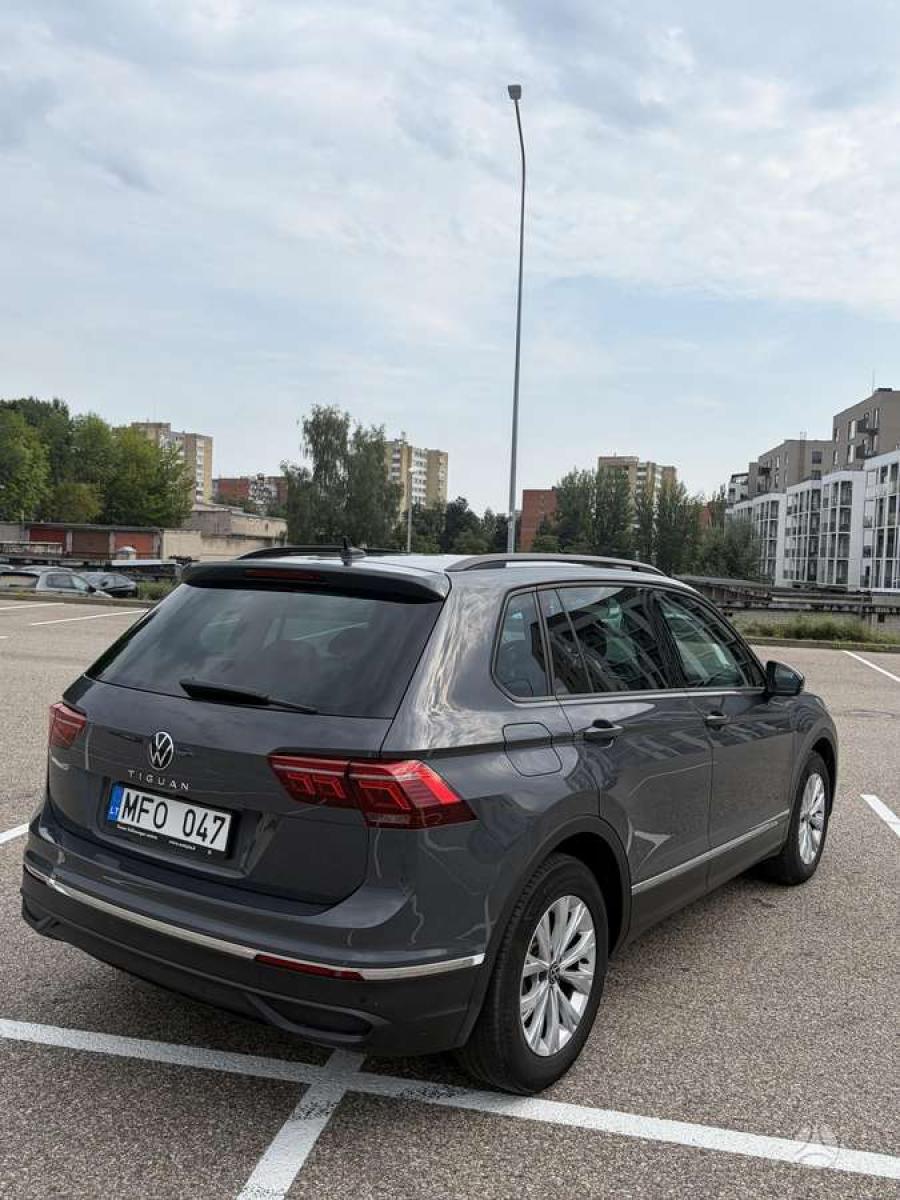Pelēks Volkswagen Tiguan 2022 Viļņa, ar dzinēja tilpumu 1.50 L un nobraukumu 113 tūkst. km par 23330 €, foto 5 vietnē AUTOMOTO.COM.LV