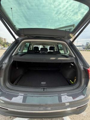 Pelēks Volkswagen Tiguan 2022 Viļņa, ar dzinēja tilpumu 1.50 L un nobraukumu 113 tūkst. km par 23330 €, foto 8 vietnē AUTOMOTO.COM.LV