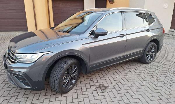 Grey Volkswagen Tiguan 2022 in Kaunas, with an engine capacity of 1.98 L and mileage of 87 thousand km for 23500 €, photo 4 on AUTOMOTO.COM.LV