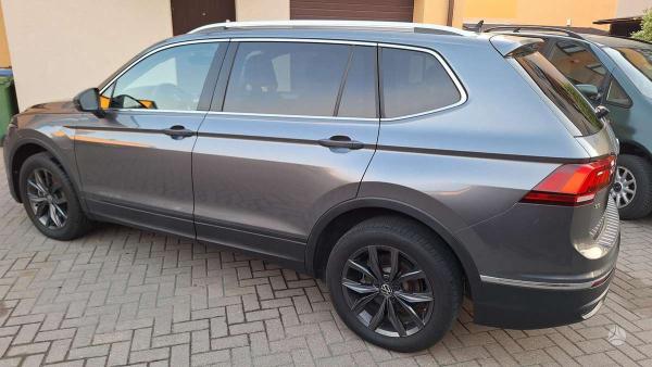 Grey Volkswagen Tiguan 2022 in Kaunas, with an engine capacity of 1.98 L and mileage of 87 thousand km for 23500 €, photo 8 on AUTOMOTO.COM.LV