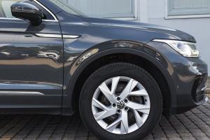 Grey Volkswagen Tiguan 2022 in Ventspils, with an engine capacity of 2.00 L and mileage of 134 thousand km for 28300 €, photo 10 on AUTOMOTO.COM.LV