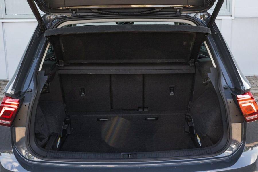 Grey Volkswagen Tiguan 2022 in Ventspils, with an engine capacity of 2.00 L and mileage of 134 thousand km for 28300 €, photo 14 on AUTOMOTO.COM.LV