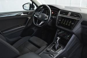 Grey Volkswagen Tiguan 2022 in Ventspils, with an engine capacity of 2.00 L and mileage of 134 thousand km for 28300 €, photo 16 on AUTOMOTO.COM.LV