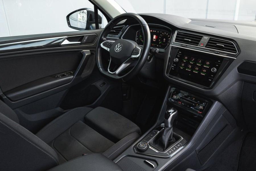 Grey Volkswagen Tiguan 2022 in Ventspils, with an engine capacity of 2.00 L and mileage of 134 thousand km for 28300 €, photo 16 on AUTOMOTO.COM.LV