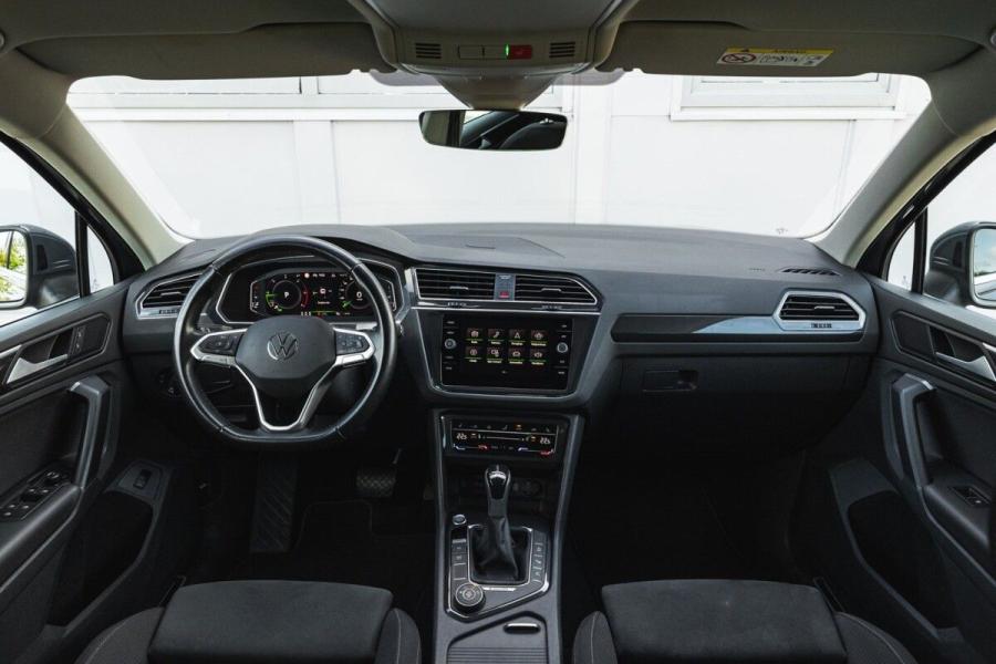 Grey Volkswagen Tiguan 2022 in Ventspils, with an engine capacity of 2.00 L and mileage of 134 thousand km for 28300 €, photo 18 on AUTOMOTO.COM.LV