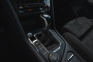 Grey Volkswagen Tiguan 2022 in Ventspils, with an engine capacity of 2.00 L and mileage of 134 thousand km for 28300 €, photo 29 on AUTOMOTO.COM.LV