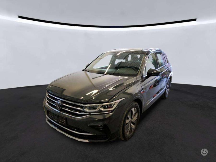 Grey Volkswagen Tiguan 2022 in Vilnius, with an engine capacity of 1.40 L and mileage of 134 thousand km for 21900 €, photo 1 on AUTOMOTO.COM.LV