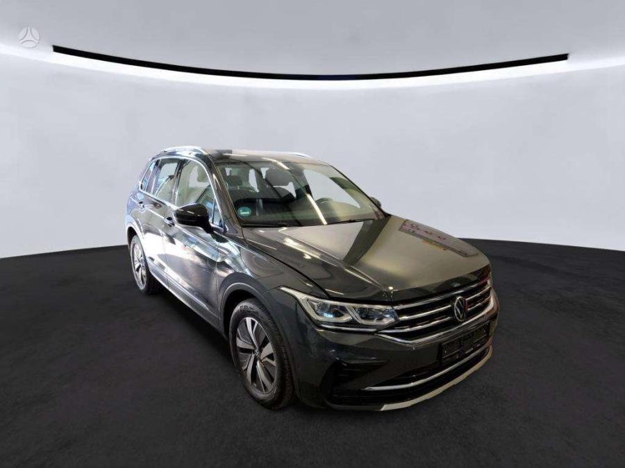 Grey Volkswagen Tiguan 2022 in Vilnius, with an engine capacity of 1.40 L and mileage of 134 thousand km for 21900 €, photo 3 on AUTOMOTO.COM.LV