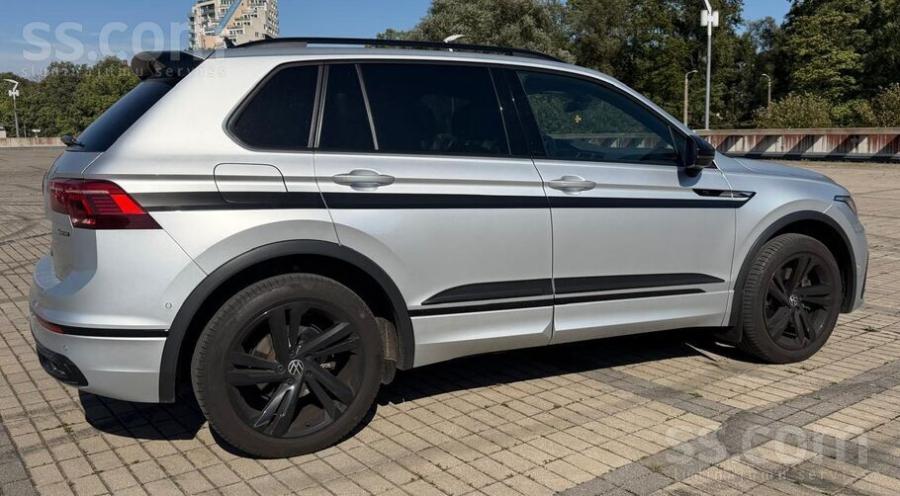 Grey Volkswagen Tiguan 2022 in Riga, with an engine capacity of 2.00 L and mileage of 52 thousand km for 34200 €, photo 4 on AUTOMOTO.COM.LV