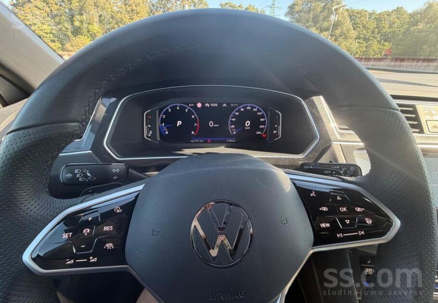 Grey Volkswagen Tiguan 2022 in Riga, with an engine capacity of 2.00 L and mileage of 52 thousand km for 34200 €, photo 8 on AUTOMOTO.COM.LV