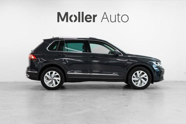 Pelēks Volkswagen Tiguan 2022 Viļņa, ar dzinēja tilpumu 1.40 L un nobraukumu 131 tūkst. km par 23900 €, foto 5 vietnē AUTOMOTO.COM.LV