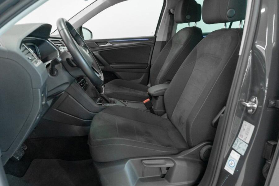 Grey Volkswagen Tiguan 2022 in Vilnius, with an engine capacity of 1.40 L and mileage of 131 thousand km for 23900 €, photo 8 on AUTOMOTO.COM.LV