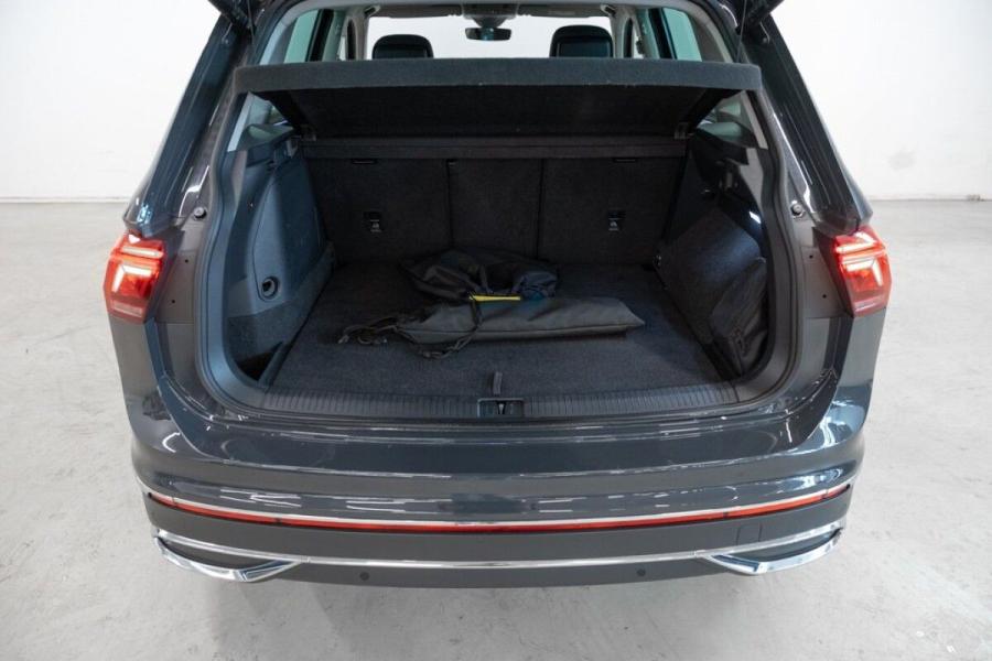 Grey Volkswagen Tiguan 2022 in Vilnius, with an engine capacity of 1.40 L and mileage of 131 thousand km for 23900 €, photo 22 on AUTOMOTO.COM.LV