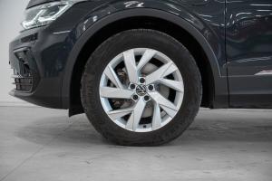 Grey Volkswagen Tiguan 2022 in Vilnius, with an engine capacity of 1.40 L and mileage of 131 thousand km for 23900 €, photo 27 on AUTOMOTO.COM.LV