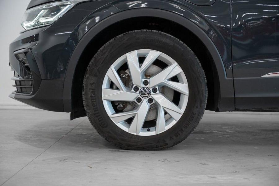 Grey Volkswagen Tiguan 2022 in Vilnius, with an engine capacity of 1.40 L and mileage of 131 thousand km for 23900 €, photo 27 on AUTOMOTO.COM.LV