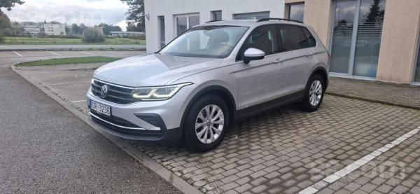 Grey Volkswagen Tiguan 2022 in Jelgava, with an engine capacity of 2.00 L and mileage of 65 thousand km for 26450 €, photo 3 on AUTOMOTO.COM.LV