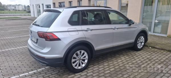 Grey Volkswagen Tiguan 2022 in Jelgava, with an engine capacity of 2.00 L and mileage of 65 thousand km for 26450 €, photo 4 on AUTOMOTO.COM.LV