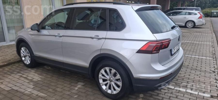 Grey Volkswagen Tiguan 2022 in Jelgava, with an engine capacity of 2.00 L and mileage of 65 thousand km for 26450 €, photo 5 on AUTOMOTO.COM.LV