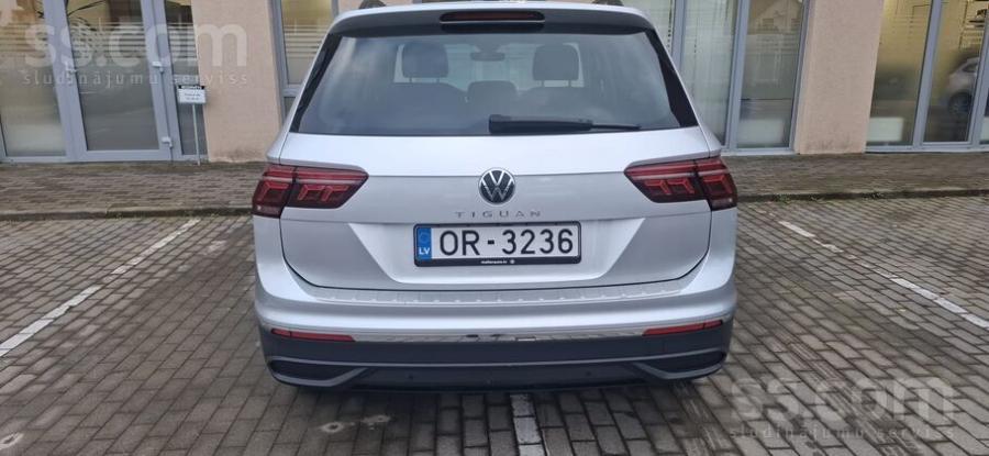 Grey Volkswagen Tiguan 2022 in Jelgava, with an engine capacity of 2.00 L and mileage of 65 thousand km for 26450 €, photo 6 on AUTOMOTO.COM.LV