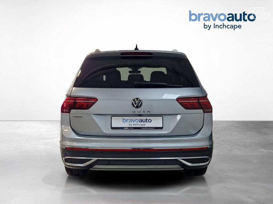 Grey Volkswagen Tiguan 2022 in Vilnius, with an engine capacity of 1.50 L and mileage of 84 thousand km for 24000 €, photo 5 on AUTOMOTO.COM.LV