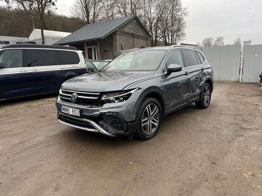 Pelēks Volkswagen Tiguan 2023 Kauņa, ar dzinēja tilpumu 1.98 L un nobraukumu 89 tūkst. km par 19400 €, foto 2 vietnē AUTOMOTO.COM.LV