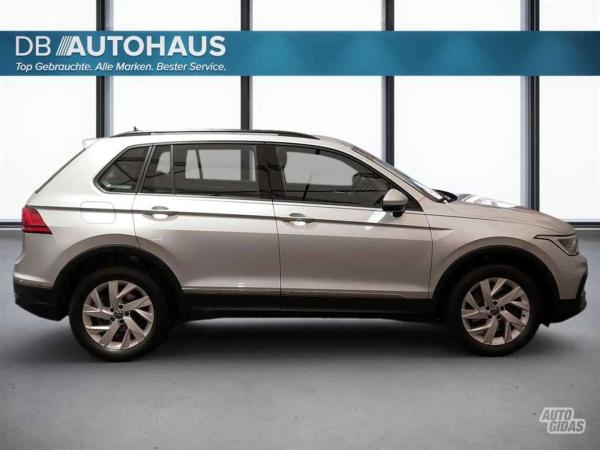 Pelēks Volkswagen Tiguan 2023 Kauņa, ar dzinēja tilpumu 2.00 L un nobraukumu 50 tūkst. km par 31480 €, foto 3 vietnē AUTOMOTO.COM.LV