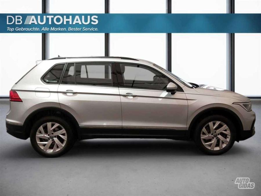 Grey Volkswagen Tiguan 2023 in Kaunas, with an engine capacity of 2.00 L and mileage of 50 thousand km for 31480 €, photo 3 on AUTOMOTO.COM.LV