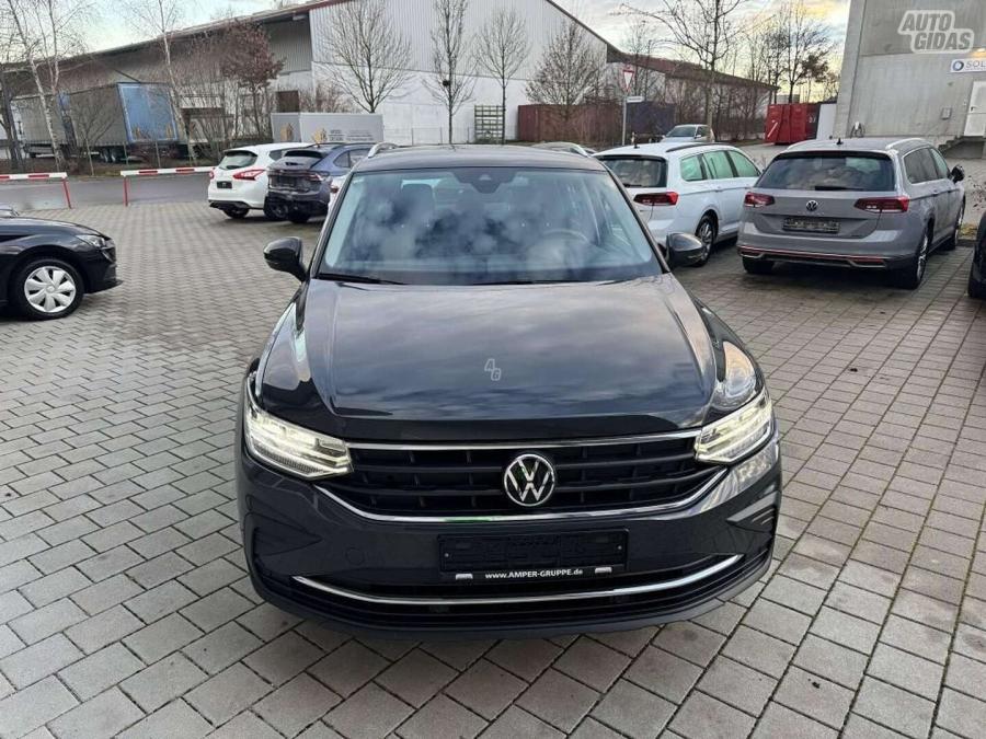 Grey Volkswagen Tiguan 2023 in Kaunas, with an engine capacity of 1.50 L and mileage of 20 thousand km for 26883 €, photo 2 on AUTOMOTO.COM.LV