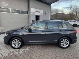 Grey Volkswagen Tiguan 2023 in Kaunas, with an engine capacity of 1.50 L and mileage of 20 thousand km for 26883 €, photo 4 on AUTOMOTO.COM.LV