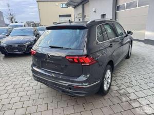 Grey Volkswagen Tiguan 2023 in Kaunas, with an engine capacity of 1.50 L and mileage of 20 thousand km for 26883 €, photo 10 on AUTOMOTO.COM.LV