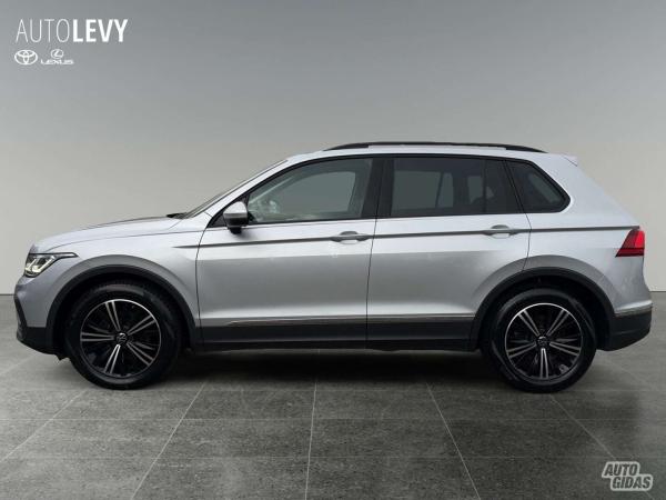 Pelēks Volkswagen Tiguan 2023 Kauņa, ar dzinēja tilpumu 2.00 L un nobraukumu 23 tūkst. km par 32895 €, foto 3 vietnē AUTOMOTO.COM.LV