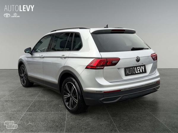 Pelēks Volkswagen Tiguan 2023 Kauņa, ar dzinēja tilpumu 2.00 L un nobraukumu 23 tūkst. km par 32895 €, foto 4 vietnē AUTOMOTO.COM.LV