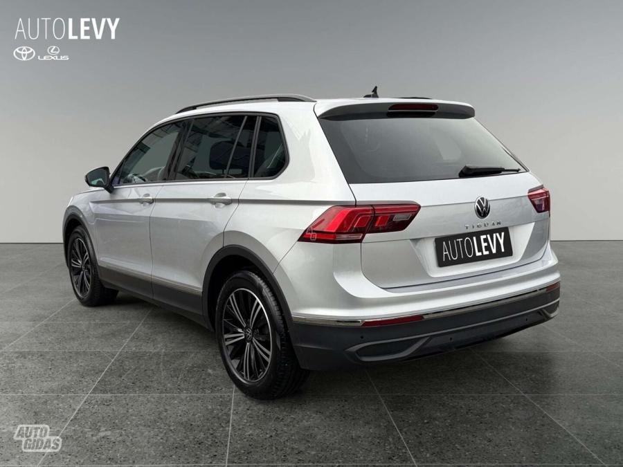 Pelēks Volkswagen Tiguan 2023 Kauņa, ar dzinēja tilpumu 2.00 L un nobraukumu 23 tūkst. km par 32895 €, foto 4 vietnē AUTOMOTO.COM.LV