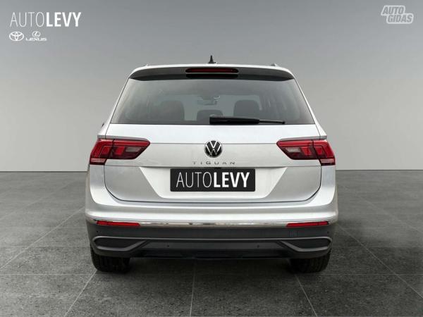 Pelēks Volkswagen Tiguan 2023 Kauņa, ar dzinēja tilpumu 2.00 L un nobraukumu 23 tūkst. km par 32895 €, foto 5 vietnē AUTOMOTO.COM.LV