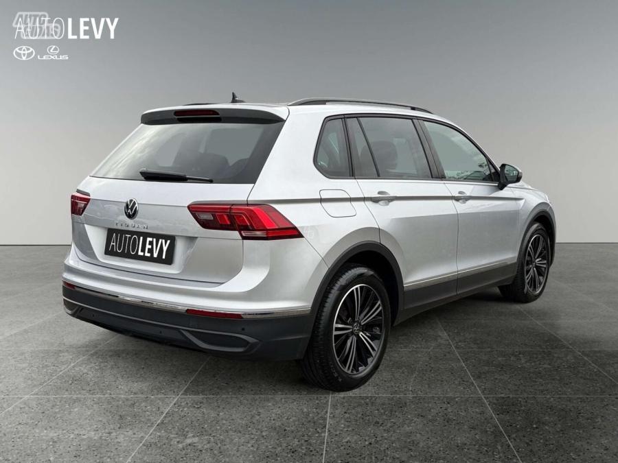 Pelēks Volkswagen Tiguan 2023 Kauņa, ar dzinēja tilpumu 2.00 L un nobraukumu 23 tūkst. km par 32895 €, foto 6 vietnē AUTOMOTO.COM.LV