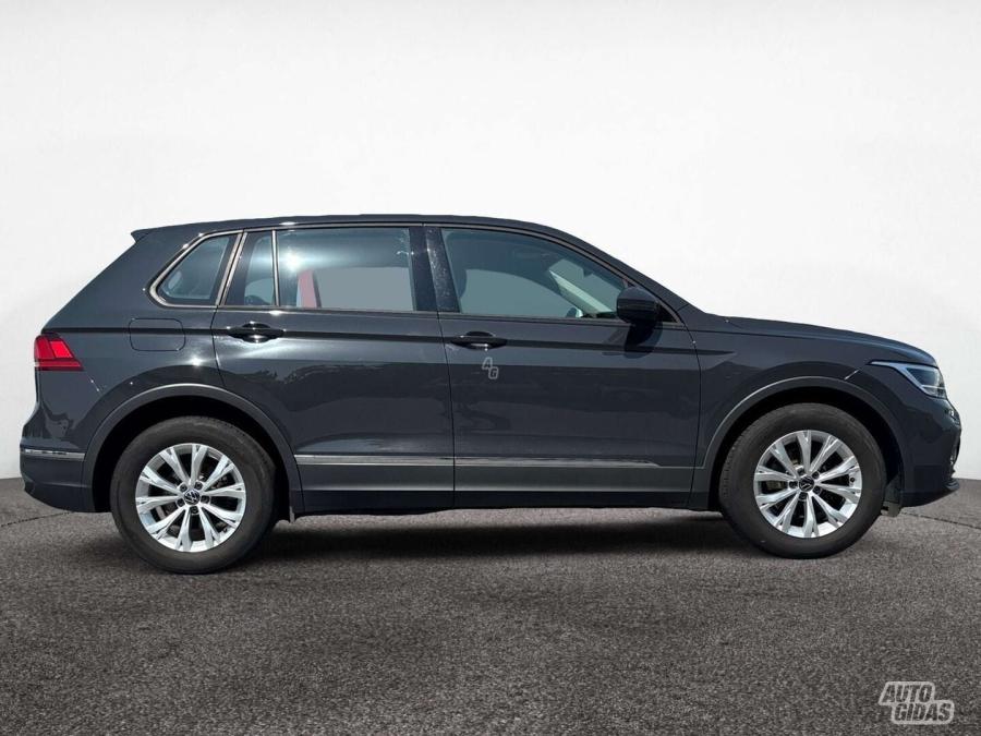 Pelēks Volkswagen Tiguan 2023 Kauņa, ar dzinēja tilpumu 2.00 L un nobraukumu 77 tūkst. km par 25448 €, foto 7 vietnē AUTOMOTO.COM.LV