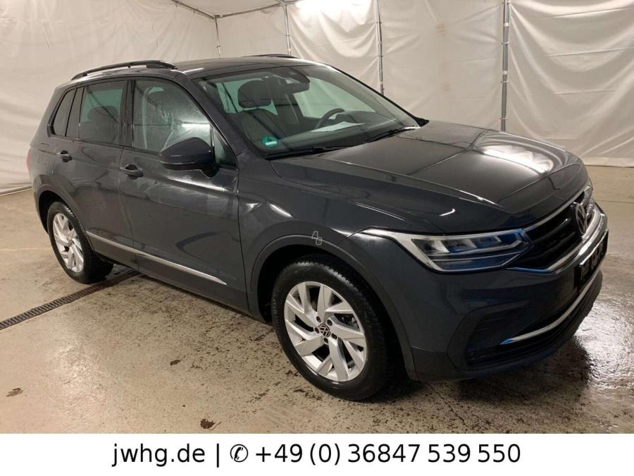 Pelēks Volkswagen Tiguan 2023 Kauņa, ar dzinēja tilpumu 1.50 L un nobraukumu 25 tūkst. km par 26402 €, foto 2 vietnē AUTOMOTO.COM.LV