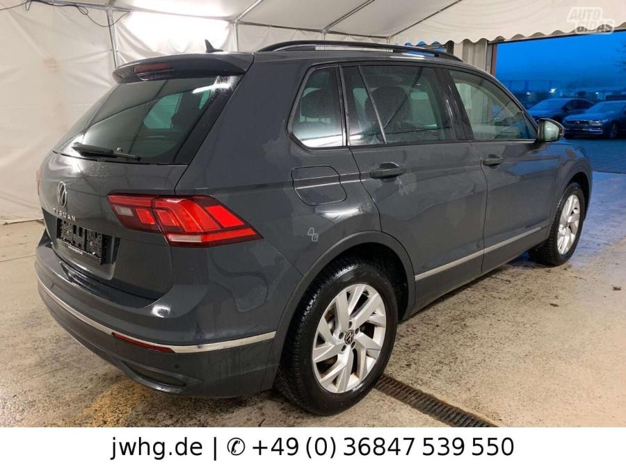 Pelēks Volkswagen Tiguan 2023 Kauņa, ar dzinēja tilpumu 1.50 L un nobraukumu 25 tūkst. km par 26402 €, foto 5 vietnē AUTOMOTO.COM.LV