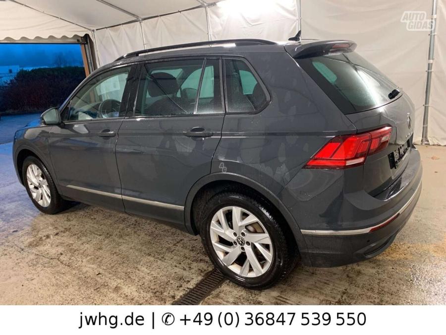 Pelēks Volkswagen Tiguan 2023 Kauņa, ar dzinēja tilpumu 1.50 L un nobraukumu 25 tūkst. km par 26402 €, foto 8 vietnē AUTOMOTO.COM.LV