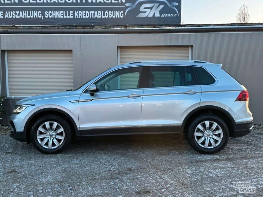 Pelēks Volkswagen Tiguan 2023 Kauņa, ar dzinēja tilpumu 1.50 L un nobraukumu 25 tūkst. km par 29609 €, foto 2 vietnē AUTOMOTO.COM.LV