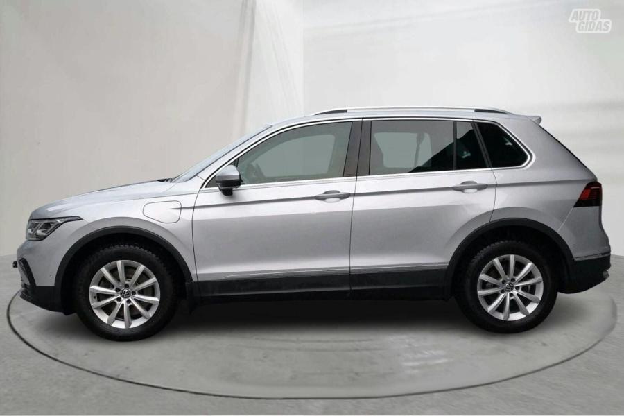 Pelēks Volkswagen Tiguan 2023 Kauņa, ar dzinēja tilpumu 0.00 L un nobraukumu 60 tūkst. km par 31359 €, foto 2 vietnē AUTOMOTO.COM.LV