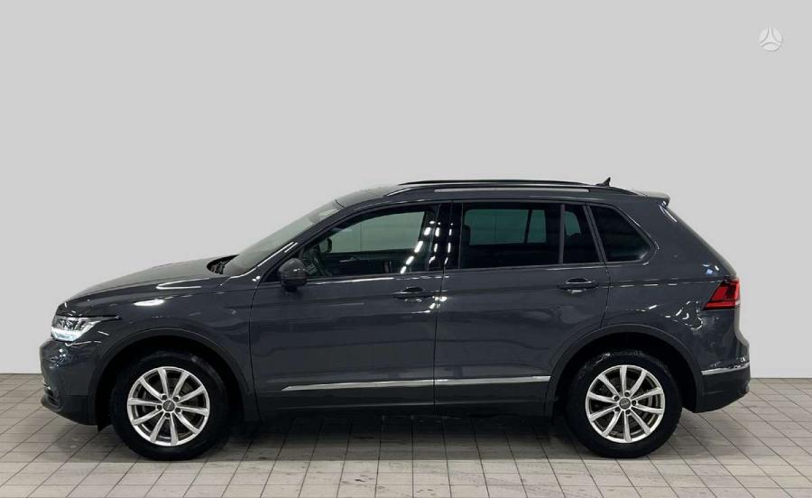 Grey Volkswagen Tiguan 2023 in Kaunas, with an engine capacity of 1.97 L and mileage of 45 thousand km for 23800 €, photo 2 on AUTOMOTO.COM.LV