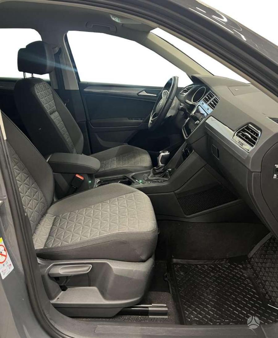 Grey Volkswagen Tiguan 2023 in Kaunas, with an engine capacity of 1.97 L and mileage of 45 thousand km for 23800 €, photo 6 on AUTOMOTO.COM.LV