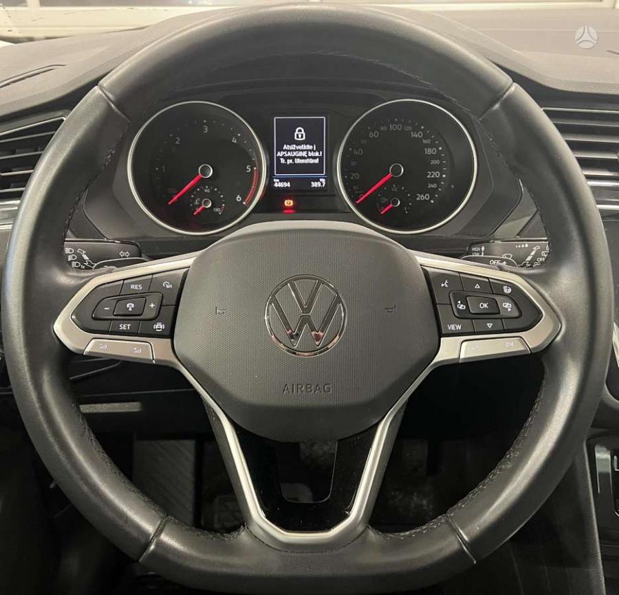 Grey Volkswagen Tiguan 2023 in Kaunas, with an engine capacity of 1.97 L and mileage of 45 thousand km for 23800 €, photo 8 on AUTOMOTO.COM.LV