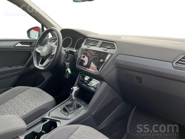Pelēks Volkswagen Tiguan 2023 Rīga, ar dzinēja tilpumu 1.50 L un nobraukumu 73 tūkst. km par 26490 €, foto 6 vietnē AUTOMOTO.COM.LV