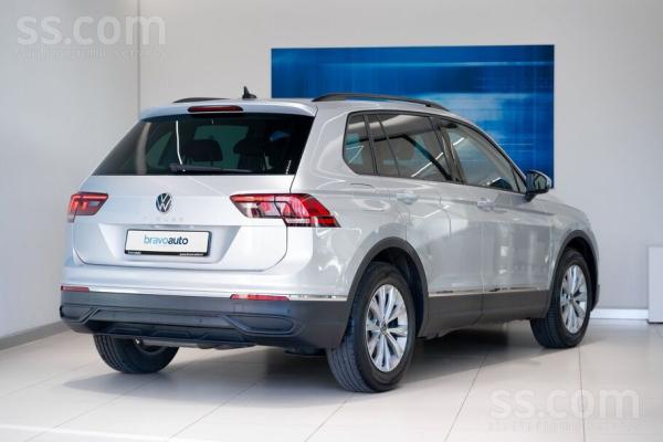 Grey Volkswagen Tiguan 2023 in Riga, with an engine capacity of 2.00 L and mileage of 68 thousand km for 22490 €, photo 4 on AUTOMOTO.COM.LV